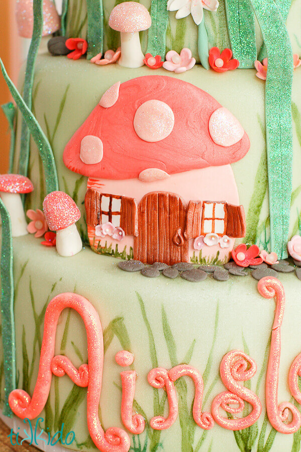 Sparkly Toadstool Tutorial for Cake Decorating | Tikkido.com